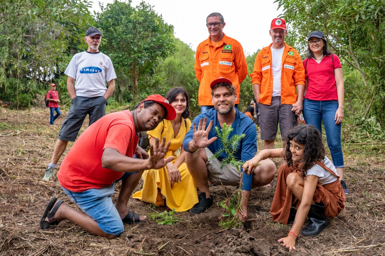 Goura participa de mutirão de plantio nas comunidades quilombolas Feixo ...